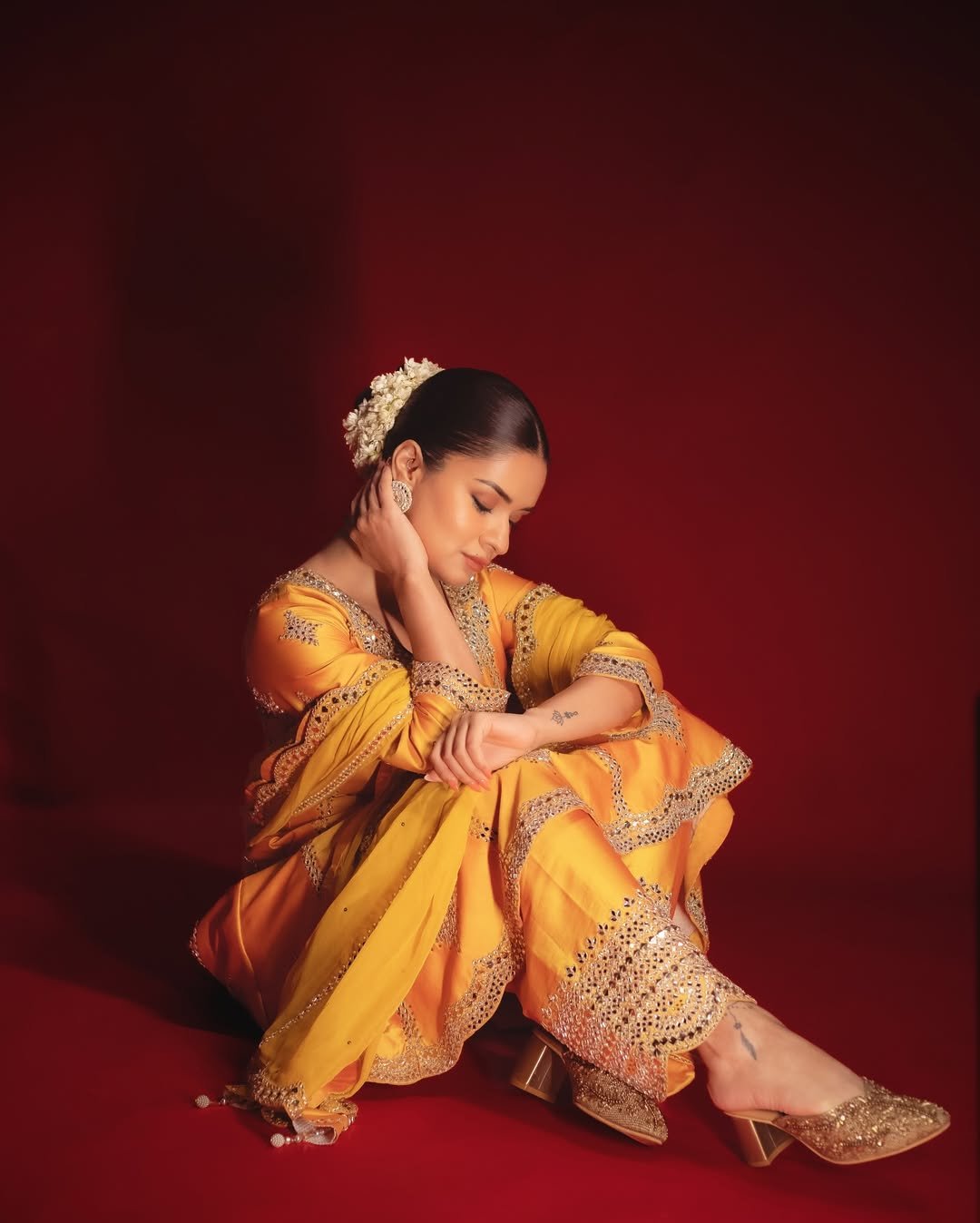 Photo Gallery: Avneet Kaur gave beautiful poses in a traditional look, see here... | Fashion ...